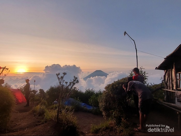 Potret Sunset Cantik Gunung Sumbing via Garung