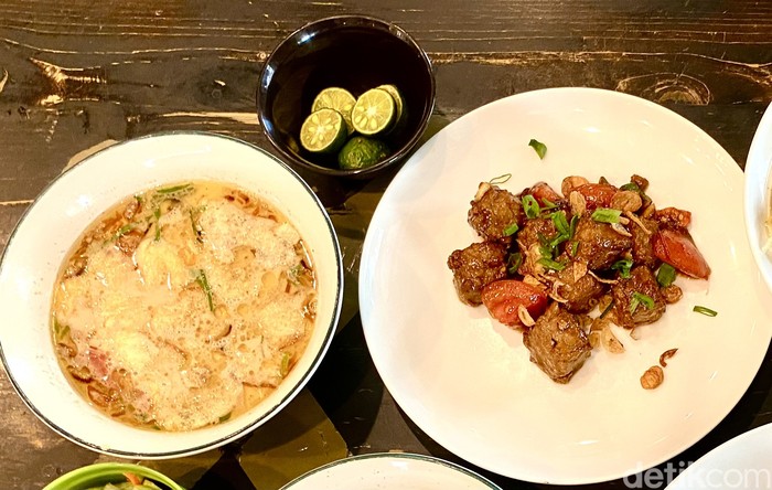 Nikmatnya Soto Betawi Pakai Topping Paru dan Saikoro Empuk Lembut