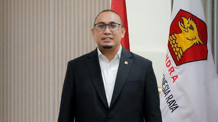 Andre Rosiade Sayangkan Pose Tiga Jari Mahfud dengan Pilot Garuda Andre Rosiade Sayangkan Pose Tiga Jari Mahfud dengan Pilot Garuda