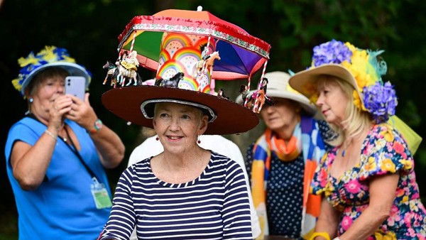 Beragam Topi Unik Meriahkan Festival di Inggris
