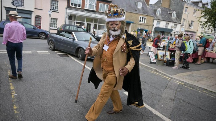 Beragam Topi Unik Meriahkan Festival di Inggris