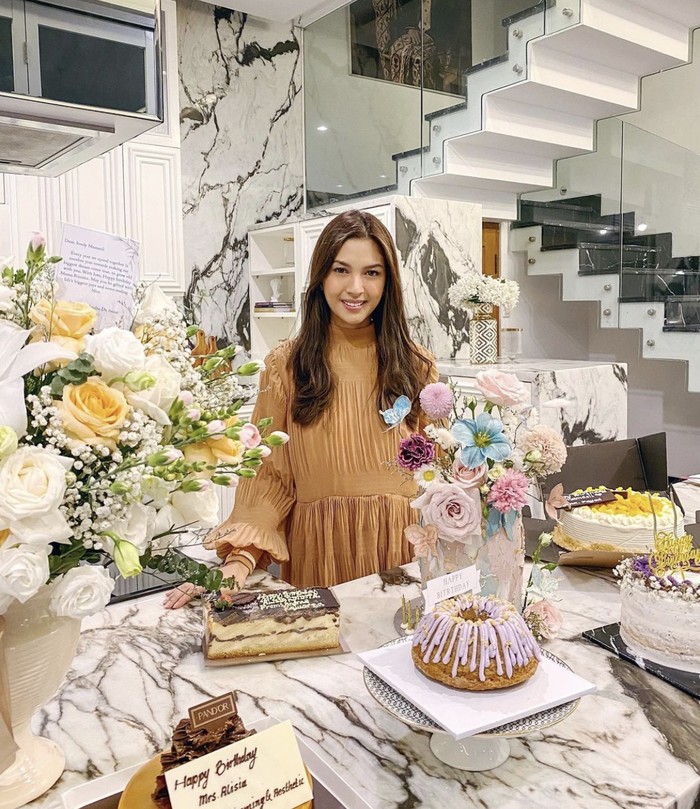 Keseruan Alisia Rininta Saat Bikin Kue hingga Petik Sayur