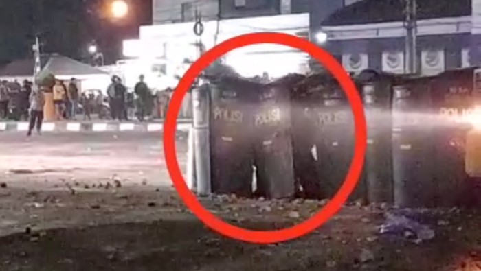 Polda Sulsel Bantah Ada Polisi Tembakkan Busur dari Barikade saat Demo ... Polda Sulsel Bantah Ada Polisi Tembakkan Busur dari Barikade saat Demo ...