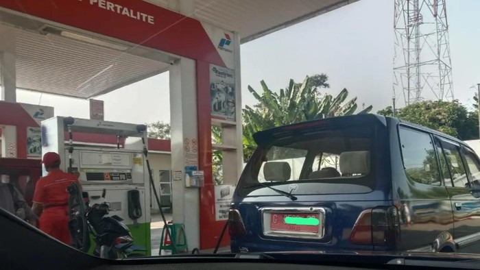 Viral Mobil Pelat Merah 'Terciduk' Isi Pertalite di SPBU Batang Viral Mobil Pelat Merah 'Terciduk' Isi Pertalite di SPBU Batang