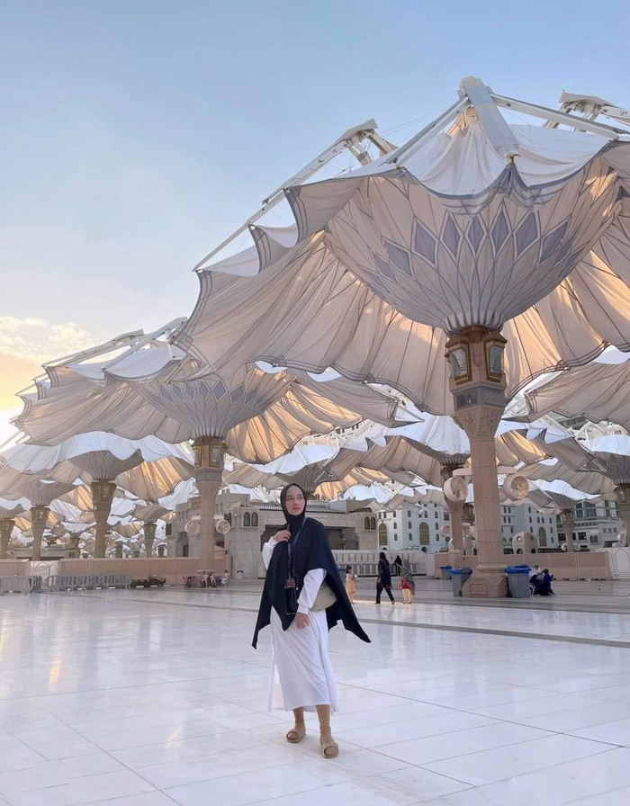 Pesona Anggy Novia Berhijab Saat Umrah Bikin 2 Pria Arab Kepincut Melamar