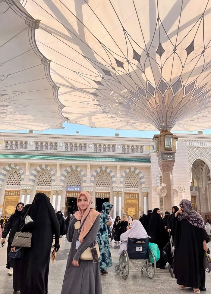 Pesona Anggy Novia Berhijab Saat Umrah Bikin 2 Pria Arab Kepincut Melamar