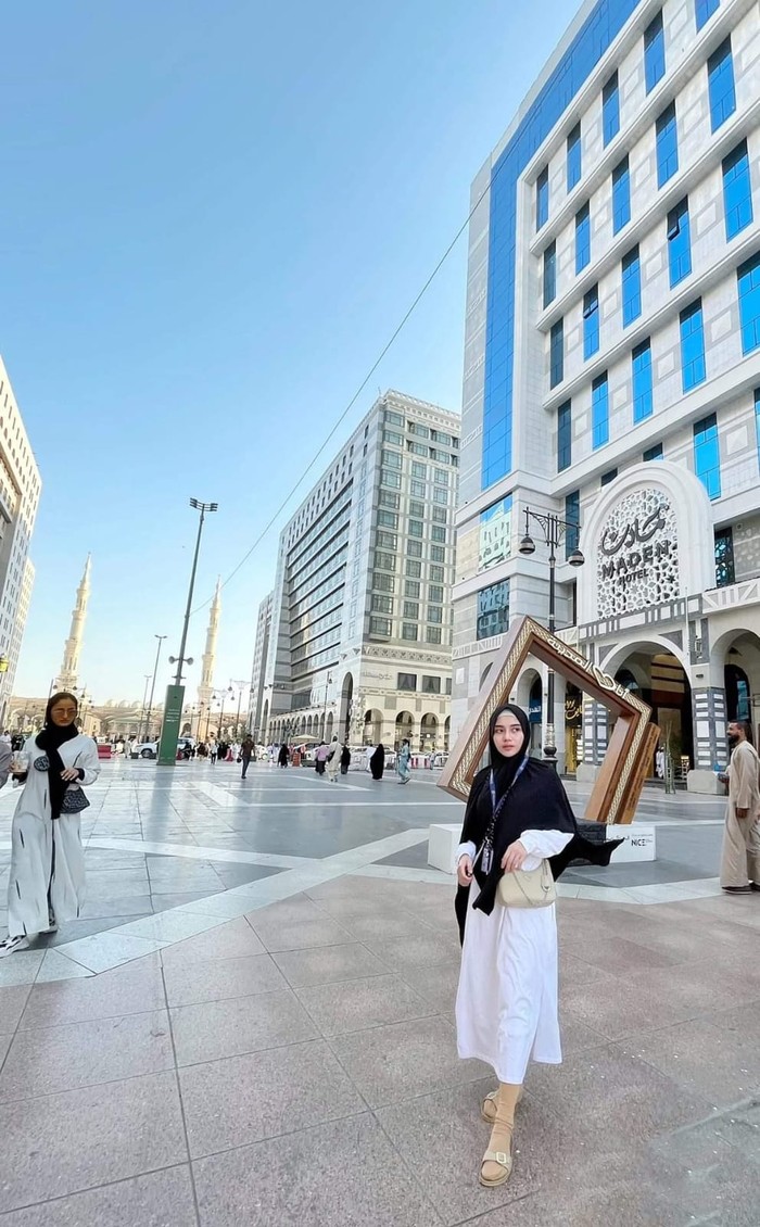 Pesona Anggy Novia Berhijab Saat Umrah Bikin 2 Pria Arab Kepincut Melamar