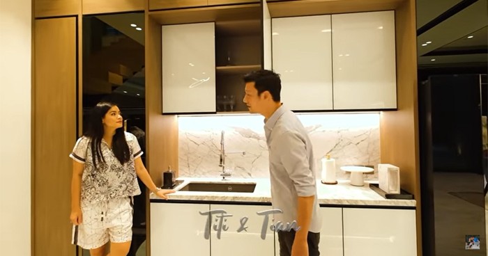 10 Potret Dapur Titi Kamal yang Dilengkapi Kitchen Island Mewah