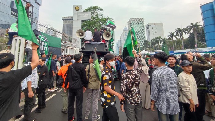 Demo di Patung Kuda Bubar, Massa Kini Orasi di Depan Kementerian ESDM Demo di Patung Kuda Bubar, Massa Kini Orasi di Depan Kementerian ESDM