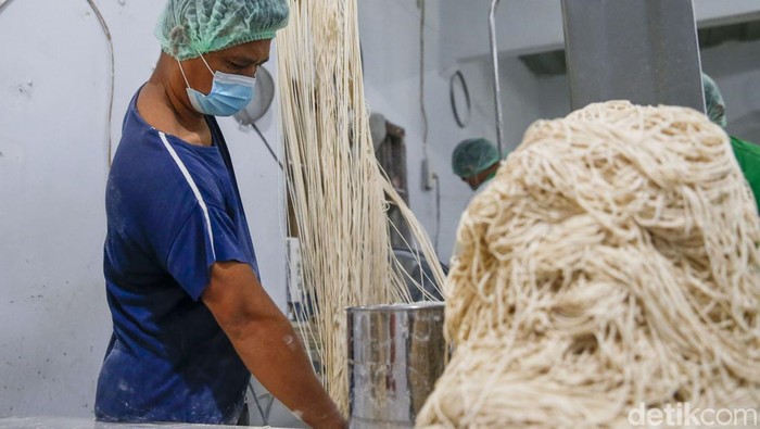 Melihat Produksi Mi di Tangerang Saat BBM dan Bahan Baku Terus Naik
