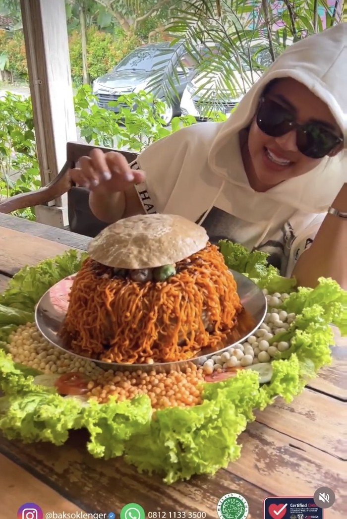 Mantap! 10 Bakso Jumbo Isi Keju Lumer hingga Kepiting Mercon