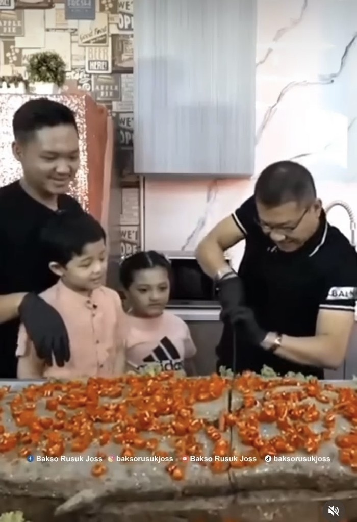 Mantap! 10 Bakso Jumbo Isi Keju Lumer hingga Kepiting Mercon