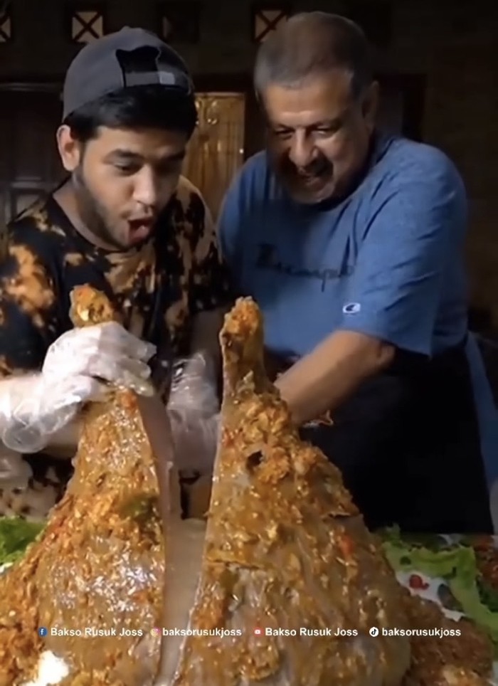 Mantap! 10 Bakso Jumbo Isi Keju Lumer hingga Kepiting Mercon