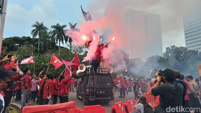Demo Tolak BBM Naik di Patung Kuda, Massa Nyalakan Flare