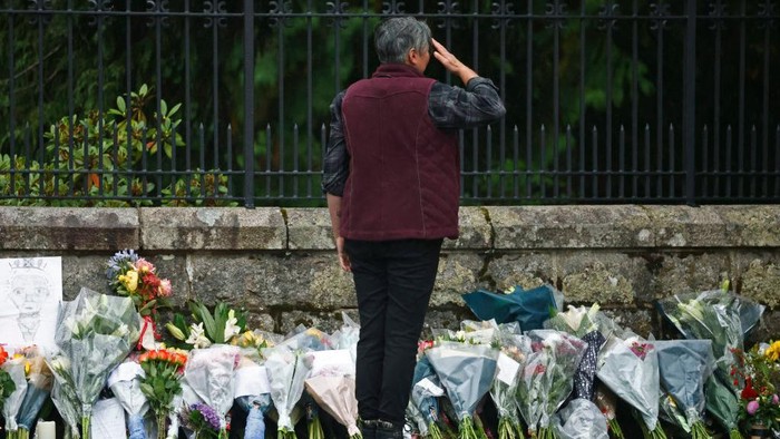 Melepas Ratu Elizabeth II, Bunga Duka Cita Penuhi Istana Buckingham