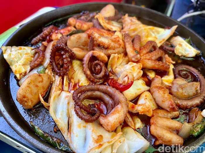 Serasa di Korea! Makan Gurita Pedas Sambil Seruput Soju di Warung Tenda