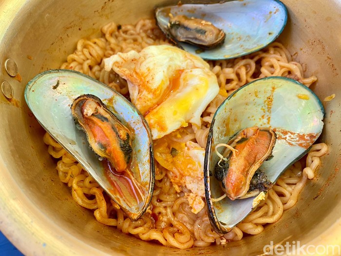 Serasa di Korea! Makan Gurita Pedas Sambil Seruput Soju di Warung Tenda