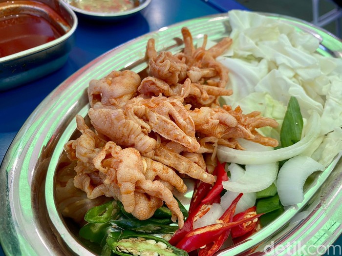 Serasa di Korea! Makan Gurita Pedas Sambil Seruput Soju di Warung Tenda