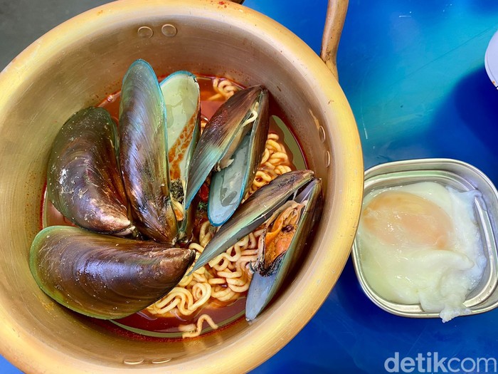 Serasa di Korea! Makan Gurita Pedas Sambil Seruput Soju di Warung Tenda