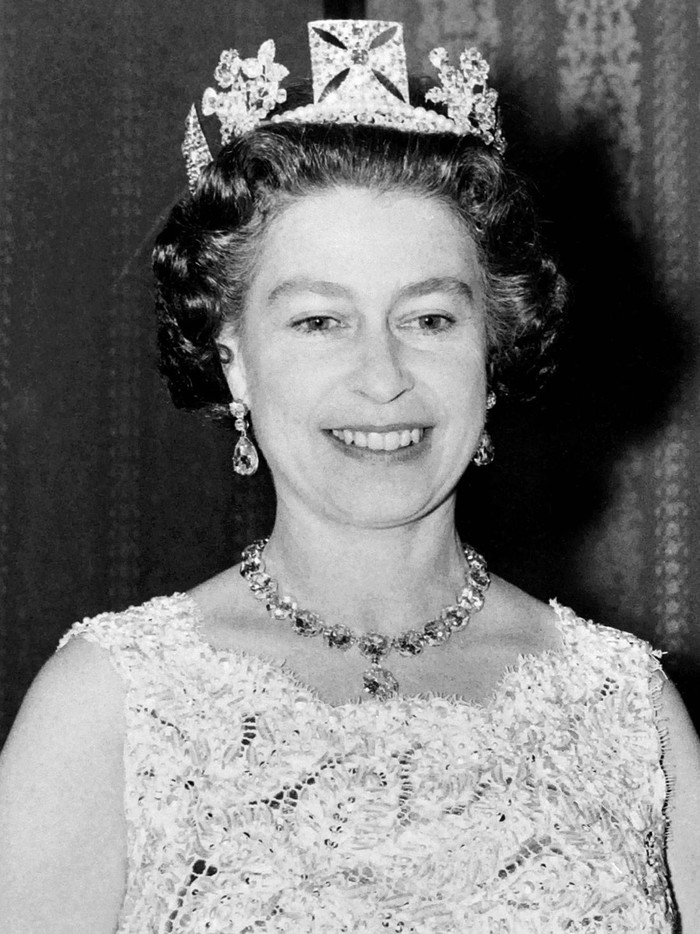 Transformasi Ratu Elizabeth II dalam Tiap Dekade