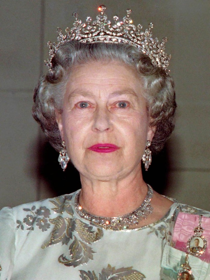 Transformasi Ratu Elizabeth II dalam Tiap Dekade