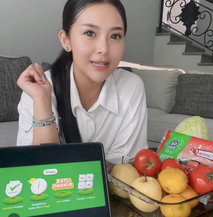 Intip Gaya Selebgram Seksi, Amelia NS Saat Racik Kopi