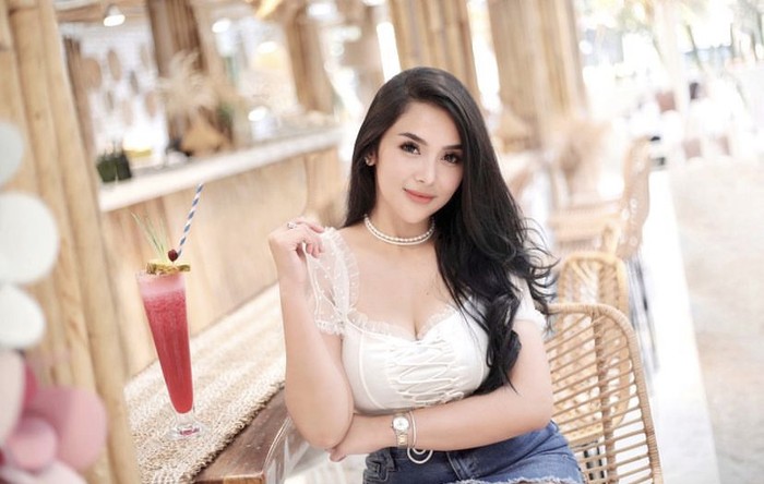 Intip Gaya Selebgram Seksi, Amelia NS Saat Racik Kopi