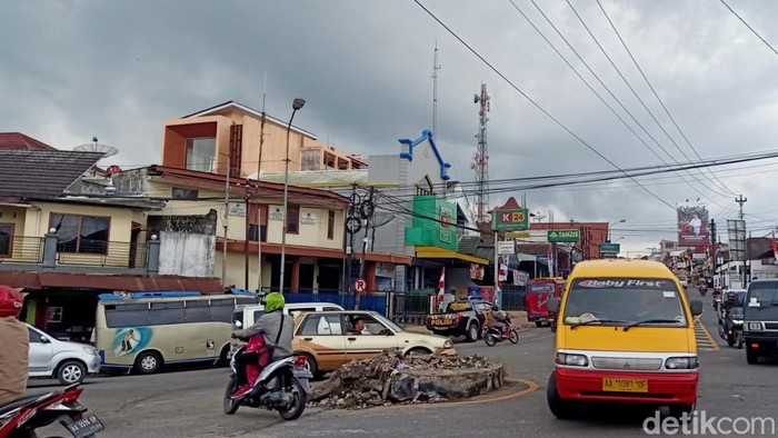 TKP Bus Pariwisata Tabrak 4 Mobil Tewaskan 6 Orang di Wonosobo TKP Bus Pariwisata Tabrak 4 Mobil Tewaskan 6 Orang di Wonosobo