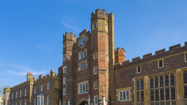 Keliling St James Tempat Raja Inggris Ditetapkan oleh Dewan Aksesi