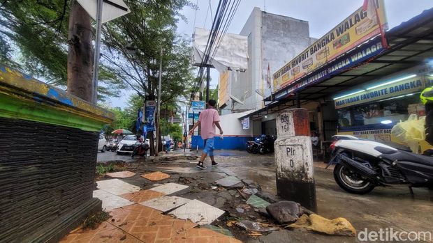 Tugu Titik 0 KM Palabuhanratu Berdiri di Antara Trotoar Rusak Tugu Titik 0 KM Palabuhanratu Berdiri di Antara Trotoar Rusak