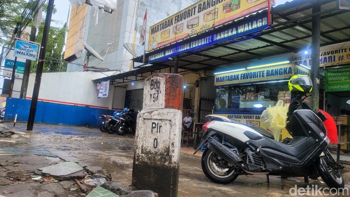 Tugu Titik 0 KM Palabuhanratu Berdiri di Antara Trotoar Rusak