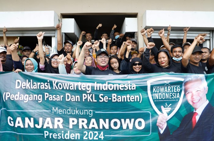 Komunitas Warteg Bagikan Sembako-Deklarasi Dukung Ganjar di Tangerang Komunitas Warteg Bagikan Sembako-Deklarasi Dukung Ganjar di Tangerang