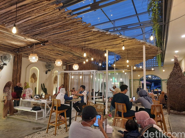 Viral Kafe di Depok dengan Suasana Pantai Bali