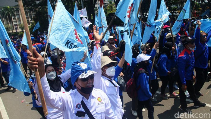 Buruh Demo Tolak Kenaikan Harga BBM di Patung Kuda Jakarta