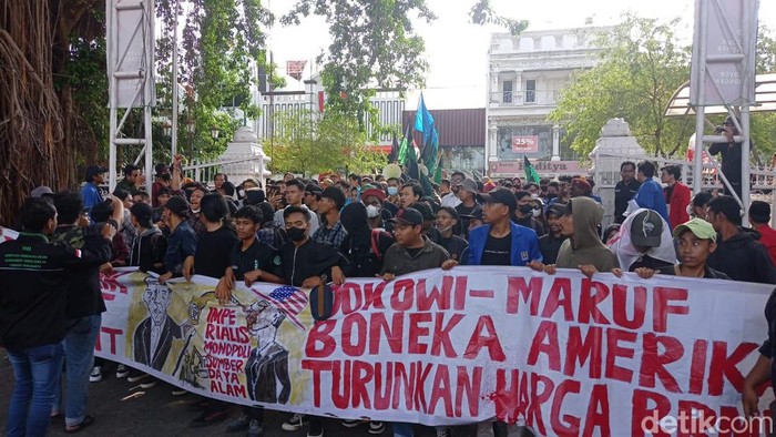 Massa Mahasiswa Demo BBM Duduki DPRD DIY Jalan Malioboro