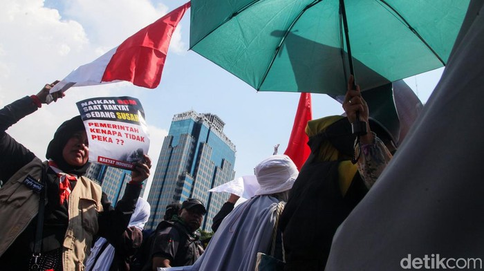 Ini Deretan Spanduk Massa Demo BBM di Jakarta, Apa Saja?