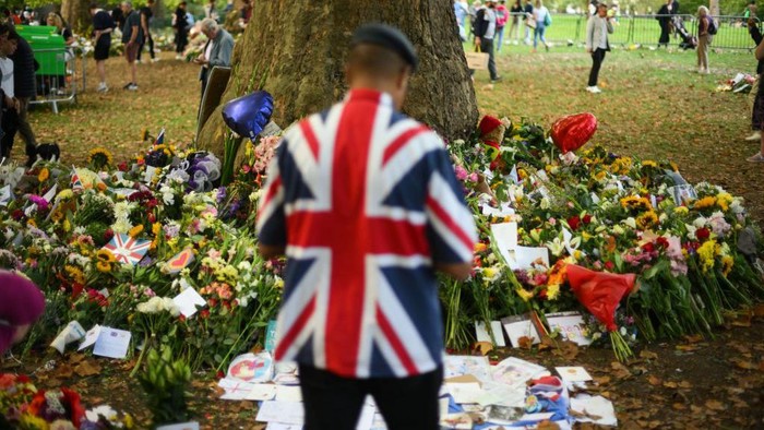 Lautan Bunga Duka Cita untuk Ratu Terhampar di Green Park London
