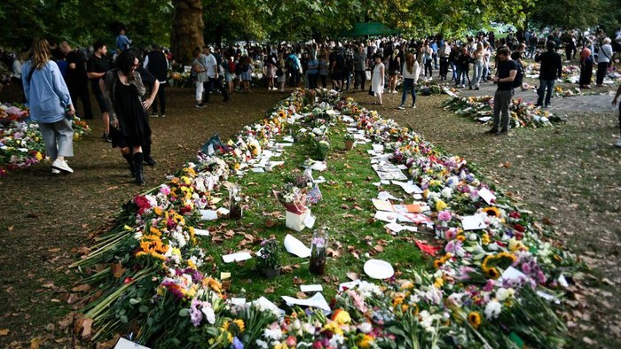 Lautan Bunga Duka Cita untuk Ratu Terhampar di Green Park London