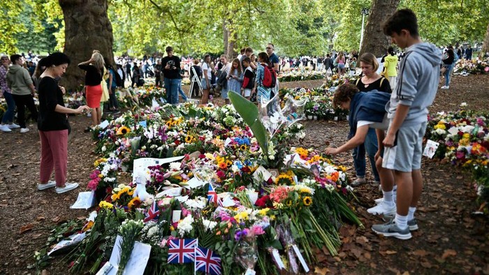 Lautan Bunga Duka Cita untuk Ratu Terhampar di Green Park London