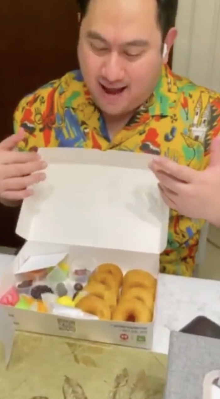 10 Potret Kulineran King Nassar yang Tengah Bahagia Bertemu sang Anak