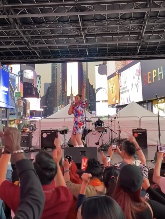 Aksi Fitri Carlina Goyang Times Square New York dengan Ojo Dibandingke