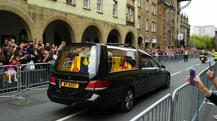 Saat Mercy E-Class Antar Peti Jenazah Ratu Elizabeth II