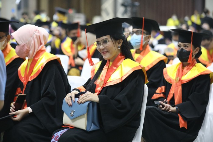 8 Potret Rieke 'Oneng' Diah Pitaloka Wisuda Doktor di UI, Predikat Cum ...