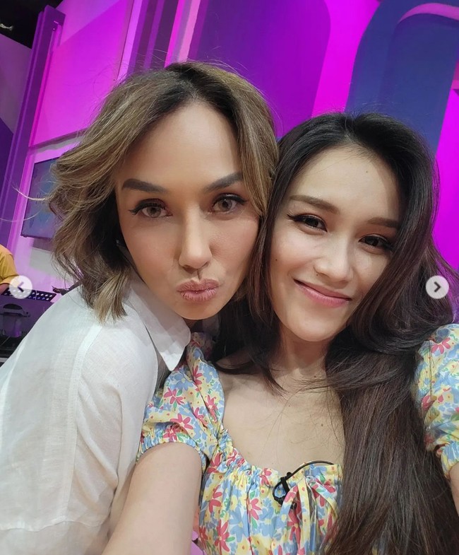 7 Foto Ayu Ting Ting Dirangkul Adik Sara Wijayanto, Ramai Dijodohkan ... 7 Foto Ayu Ting Ting Dirangkul Adik Sara Wijayanto, Ramai Dijodohkan ...