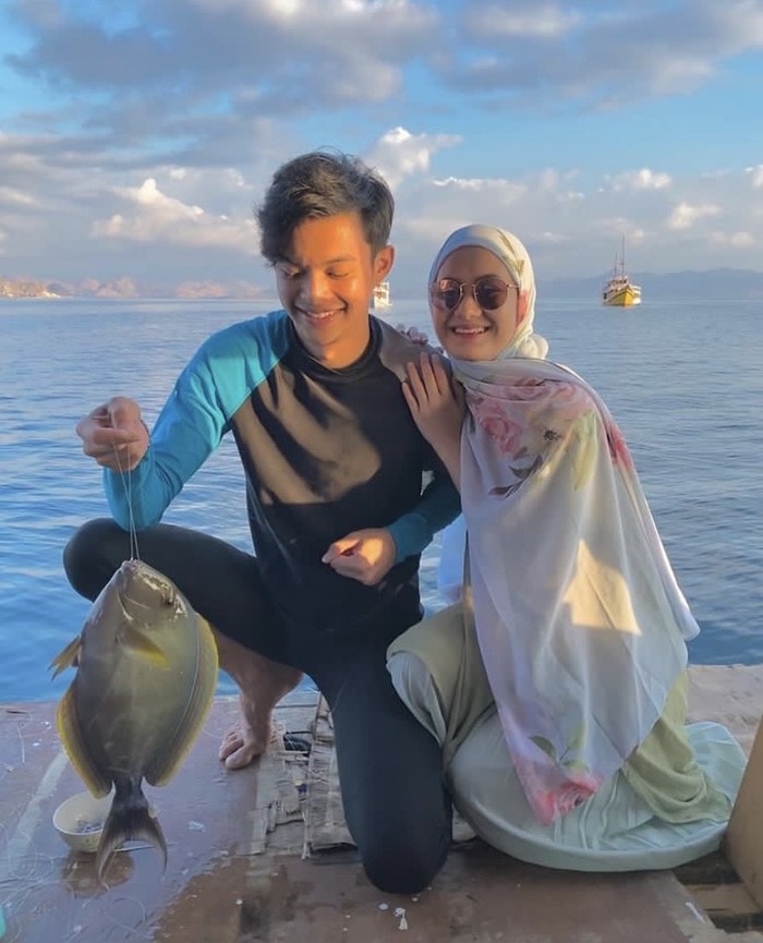 10 Momen Romantis Dinda Hauw dan Rey Mbayang Saat Makan Bareng