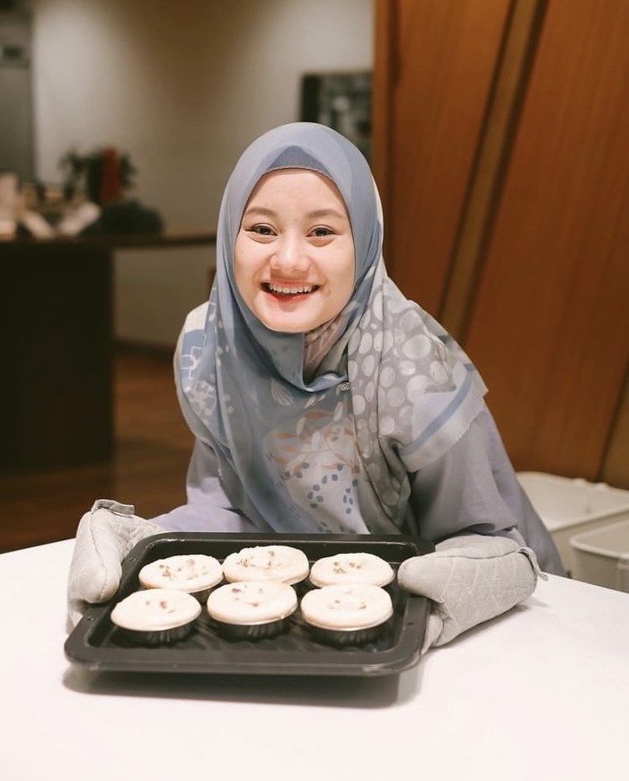 10 Momen Romantis Dinda Hauw dan Rey Mbayang Saat Makan Bareng