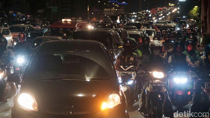 Sabar Ini Ujian, Jl TB Simatupang Arah Fatmawati Macet Banget