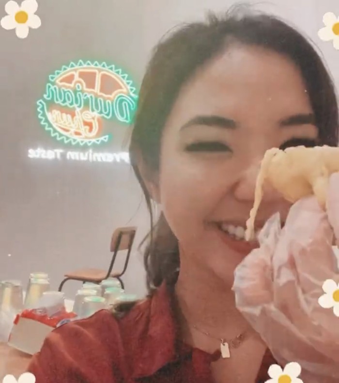 10 Potret Gisella Anastasia Saat Cicip Durian dan Makan Nasi Bungkus