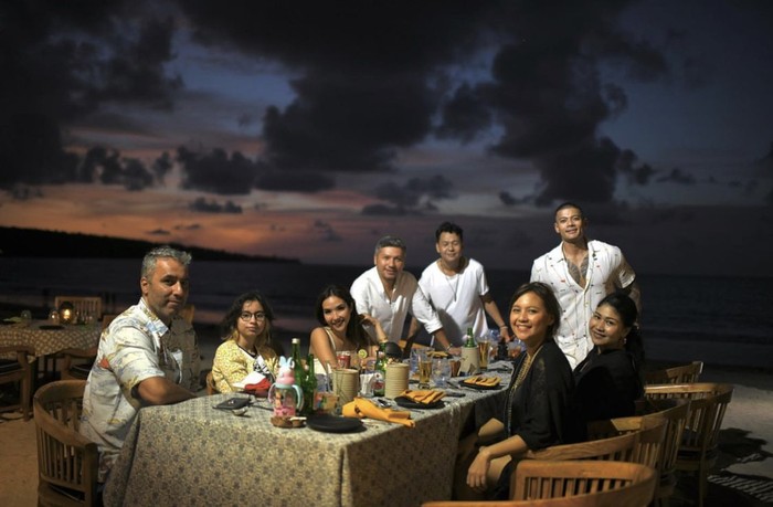 10 Potret Gisella Anastasia Saat Cicip Durian dan Makan Nasi Bungkus