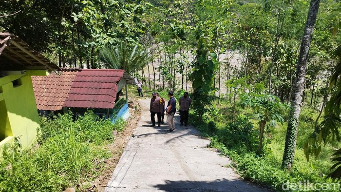 Lokasi Truk Nyasar ke Kuburan di Semarang Usai Ditumpangi Wanita Cantik Lokasi Truk Nyasar ke Kuburan di Semarang Usai Ditumpangi Wanita Cantik